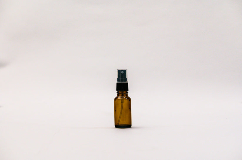 Botella ámbar 20 ml con spray atomizador negro – Importadora 1001